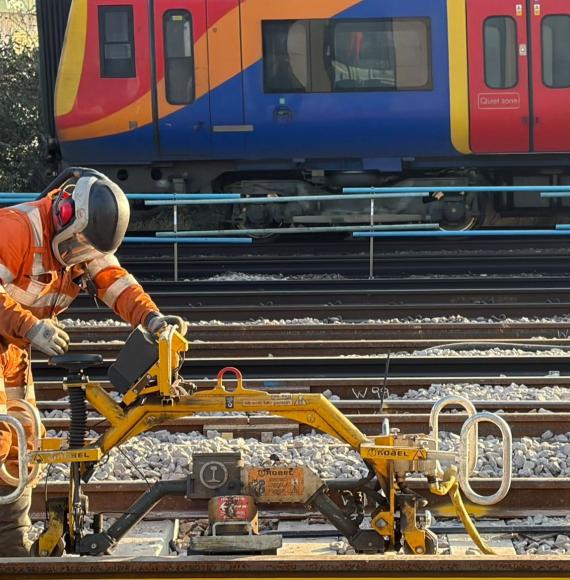 FirstGroup Expands Lumo Services with New London to Stirling Route | Rail News